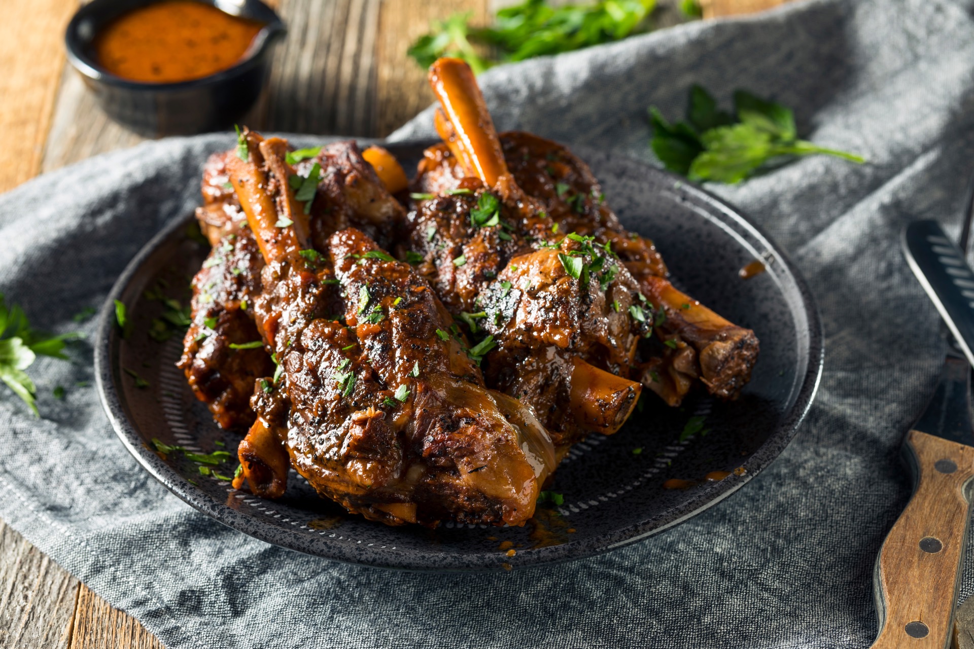 Jehněčí kolínko s bylinkovým demi-glace - Dobré řeznictví a potraviny